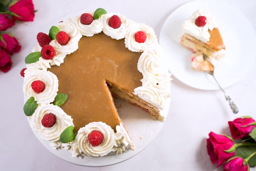 Raspberry caramel cake - Scandicuisine